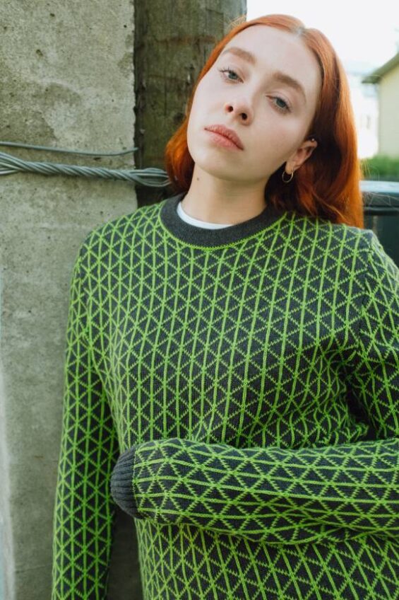 Džemper MESH hall-roheline – Mekoome architectural knitwear